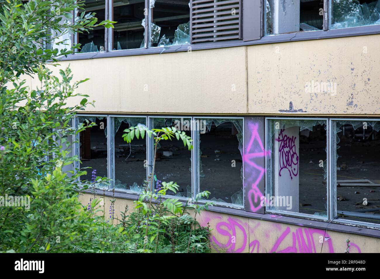 Broken windos hi-res stock photography and images - Alamy