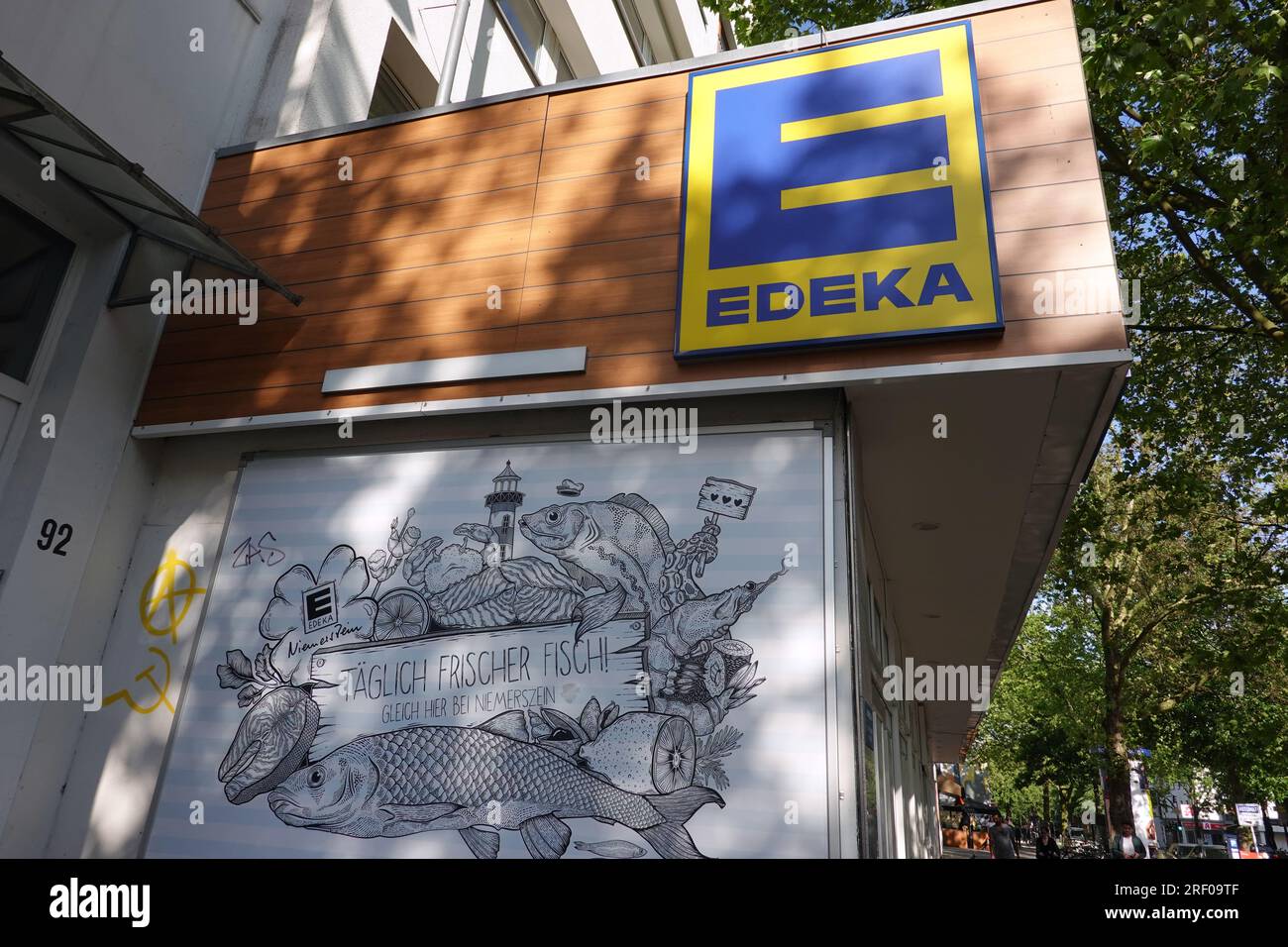 Edeka-Geschäft wirbt mit täglich frischem Fisch - Symbolbild Stock ...