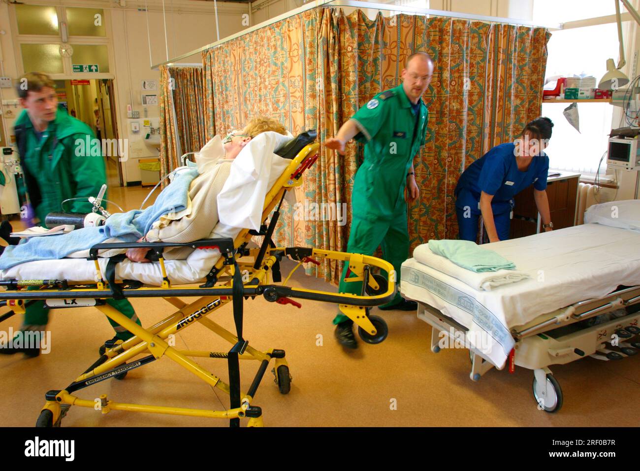 Hospital ward uk curtains hi-res stock photography and images - Alamy