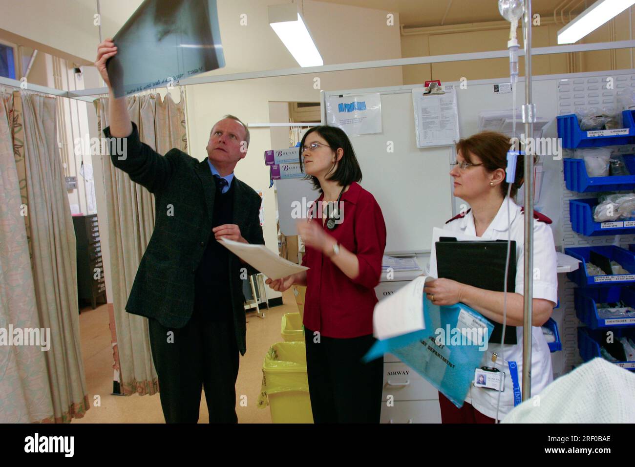 Doctors examining xray in ward hi-res stock photography and images - Alamy