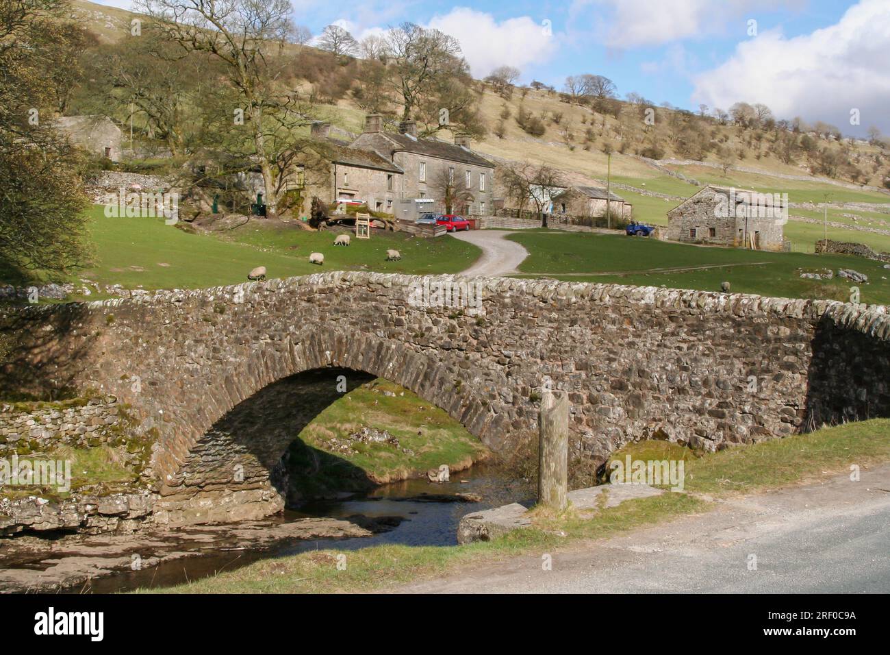 18th century stone bridge carrying narrow road hi-res stock photography ...