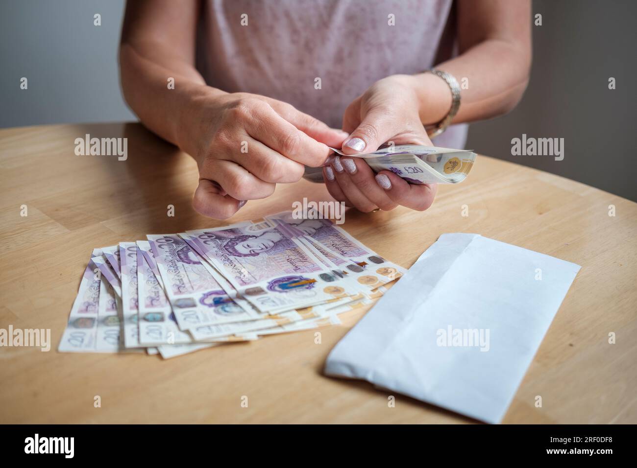 Family counting money sterling hi-res stock photography and images - Alamy
