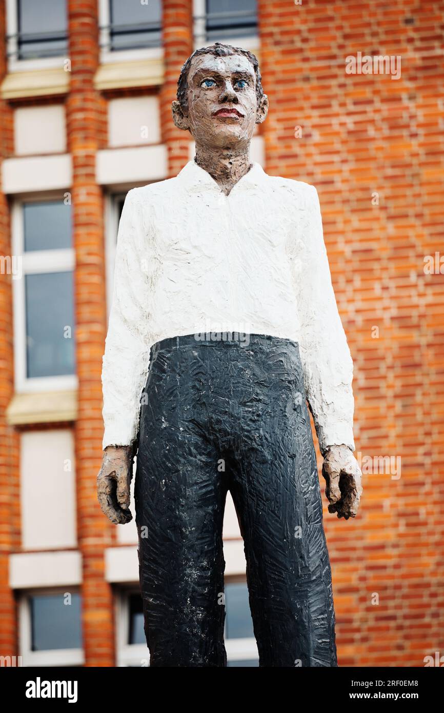 Bronze statue 'Man' by Stephan Balkenhol outside Hamburg Central ...