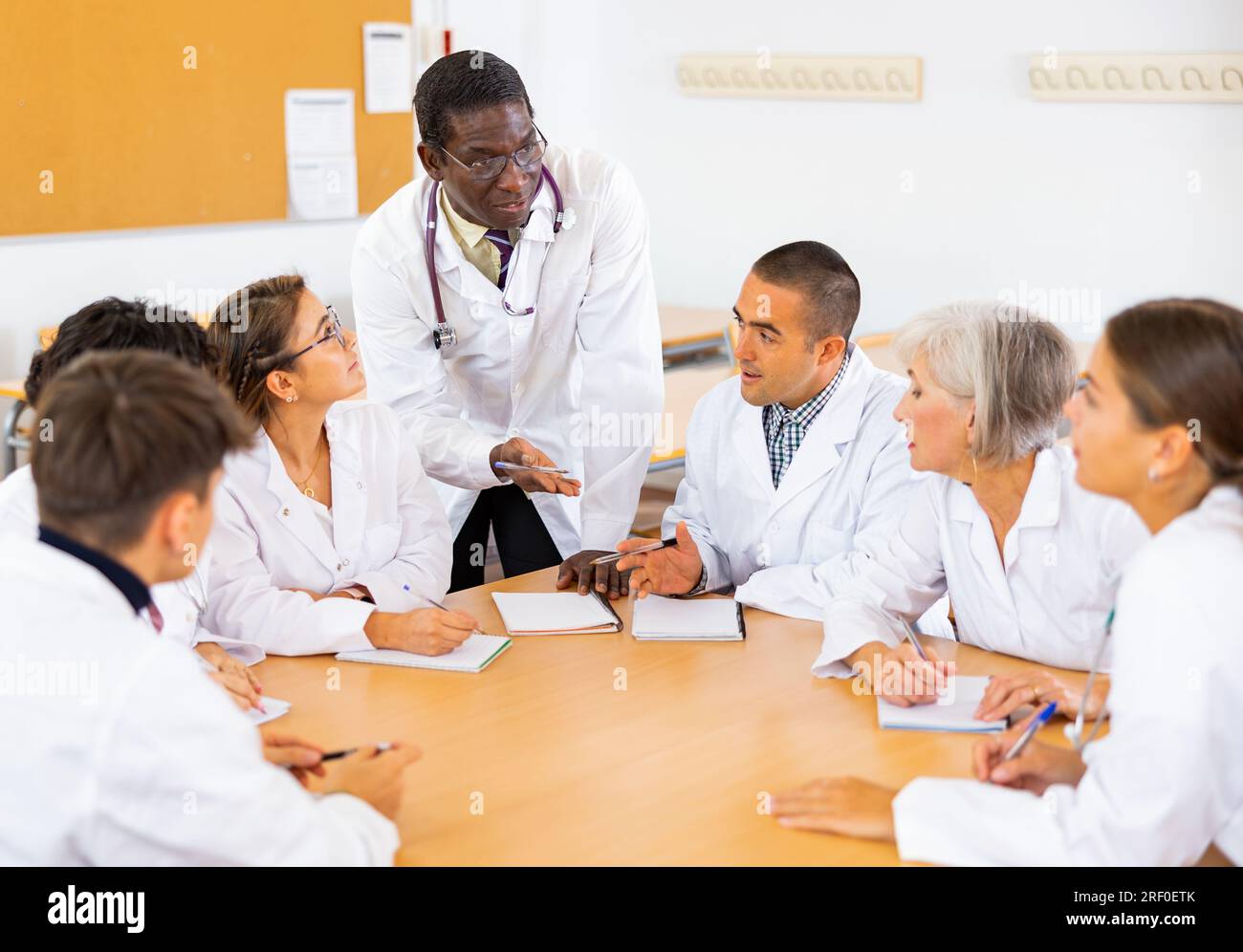Doctors talking to school hi-res stock photography and images - Alamy