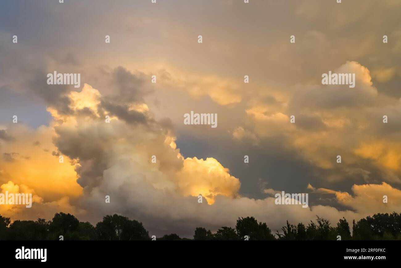 Stunning dark cloud formations right before a thunderstorm Stock Photo ...