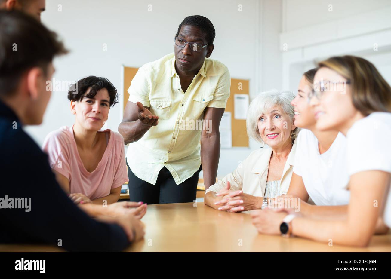 Students round sitting class hi-res stock photography and images - Alamy