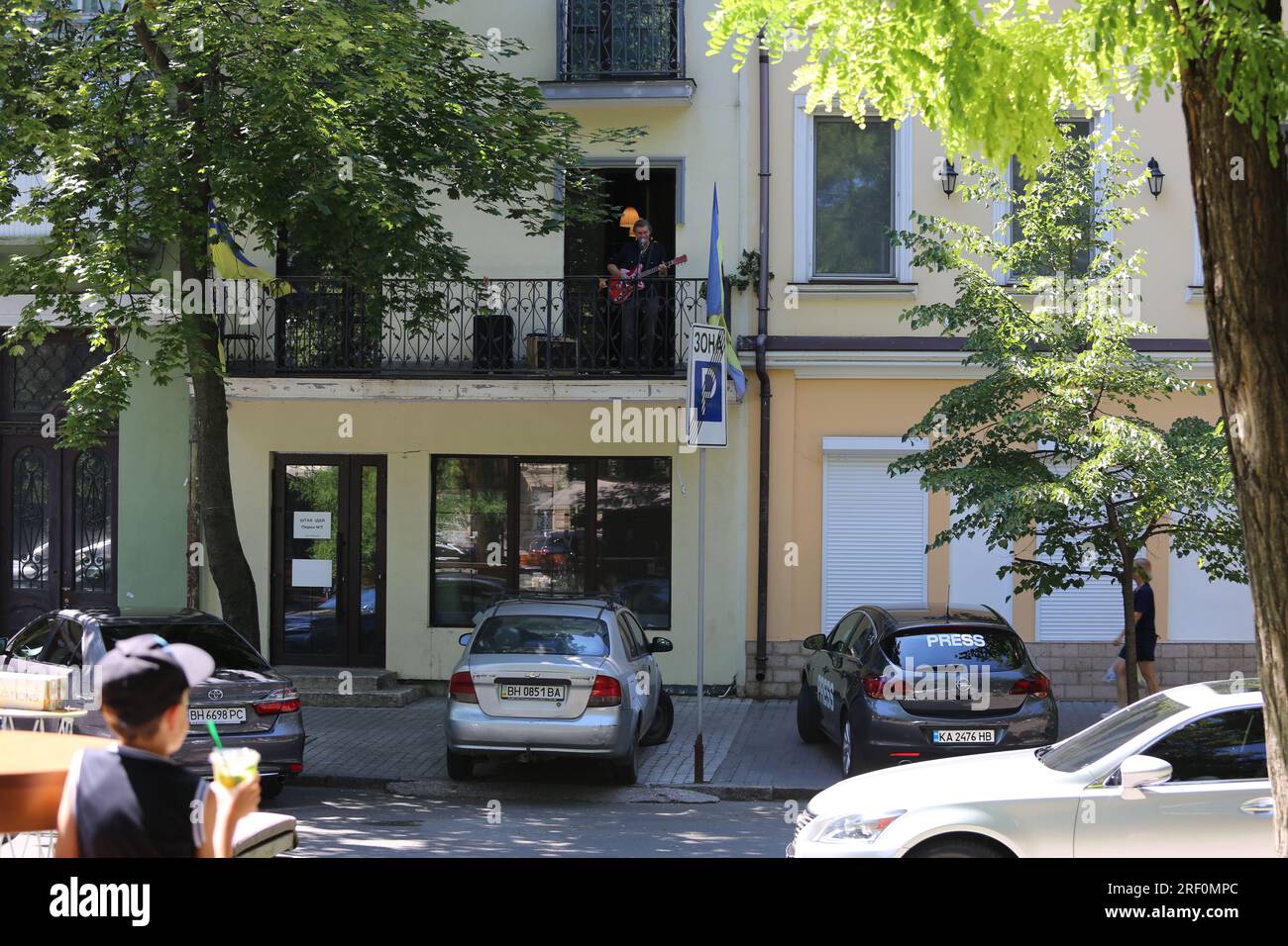 The audience watches the performance of Robert Lighthouse on the ...