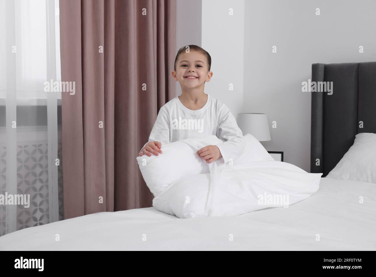 Kid make bed chore hi-res stock photography and images - Alamy