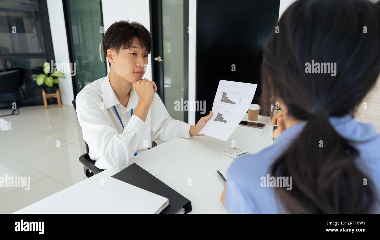 Discuss businessperson hi-res stock photography and images - Alamy