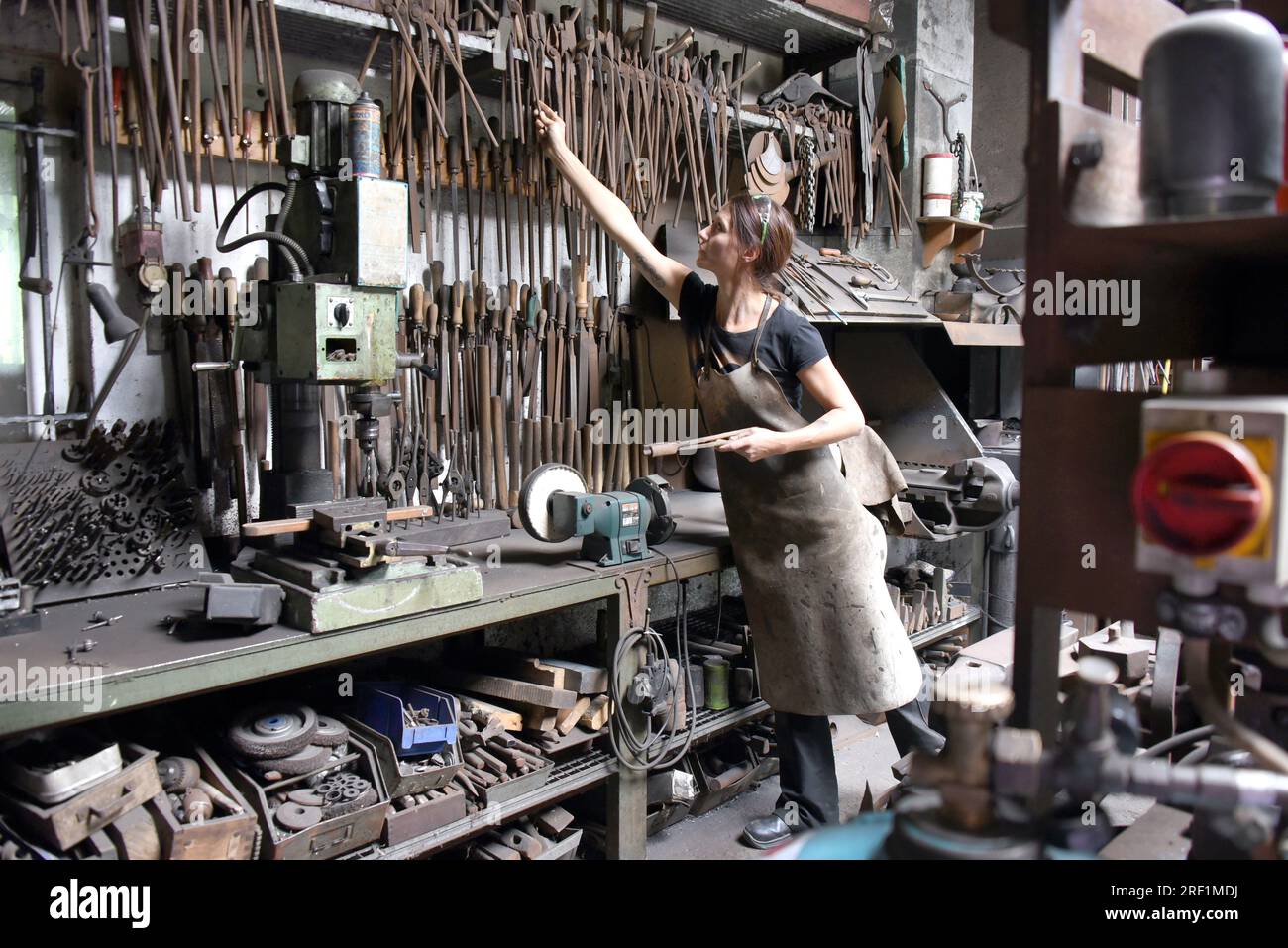 27 July 2023, Saxony, Hohenprießnitz: 39-year-old blacksmith and metal ...