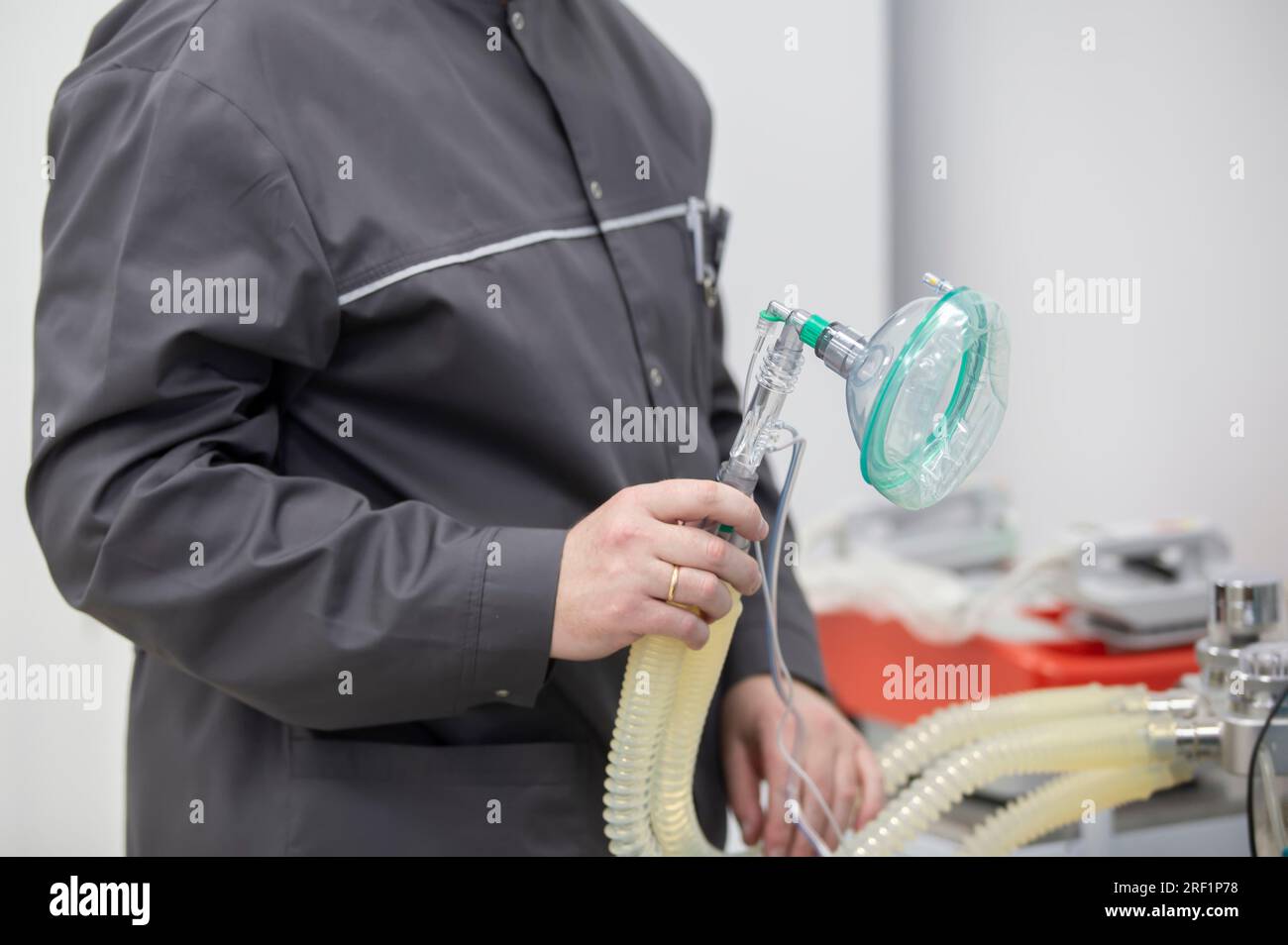 The doctor is holding an oxygen mask Stock Photo - Alamy