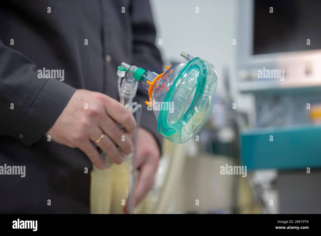 The doctor is holding an oxygen mask Stock Photo - Alamy