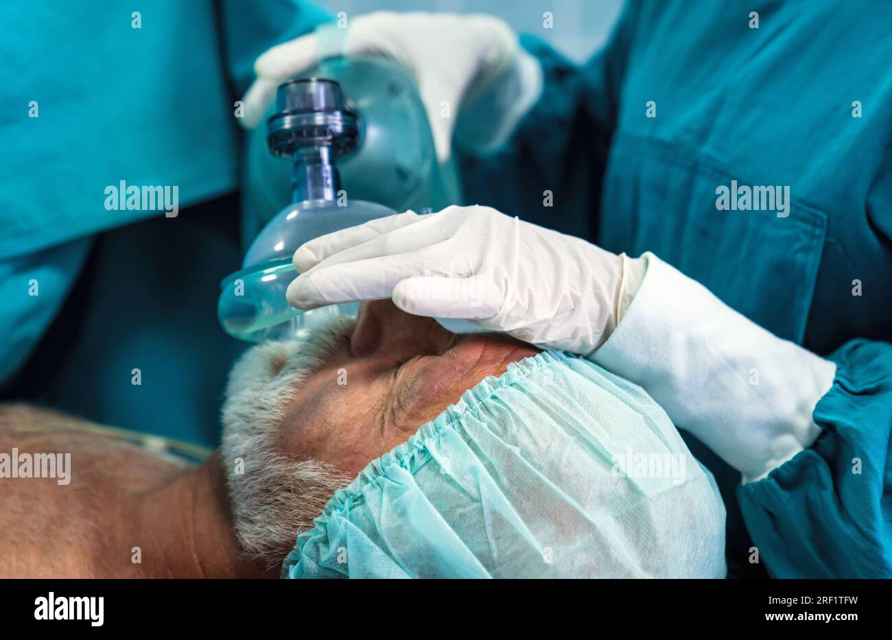 Anesthesiologist doctor anesthetized surgical hi-res stock photography ...