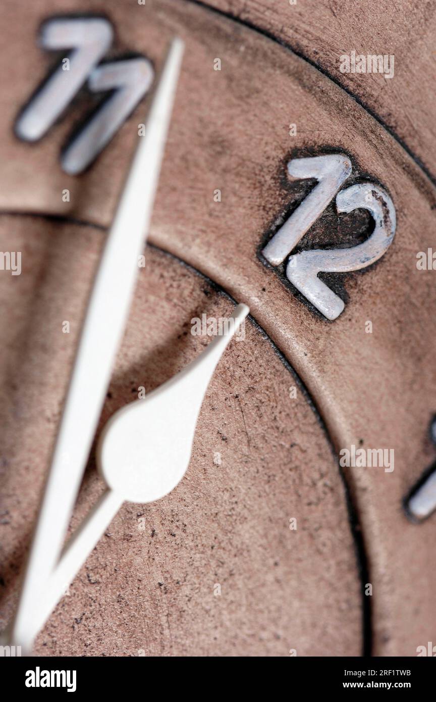 12 clock hi-res stock photography and images - Alamy