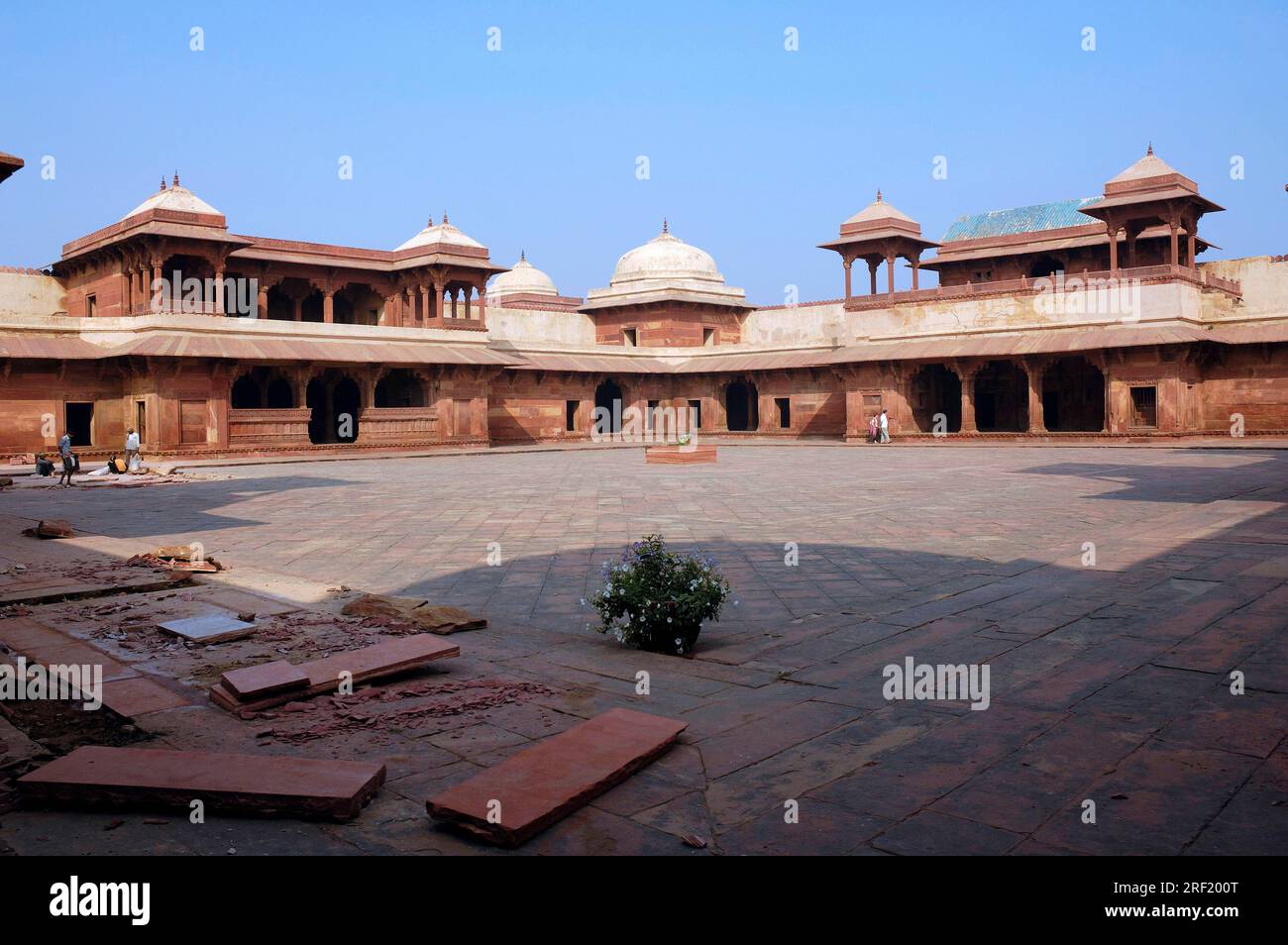 Inner courtyard, Palace of the Jodh Bai, Mughal city of Fatehpur Sikri ...