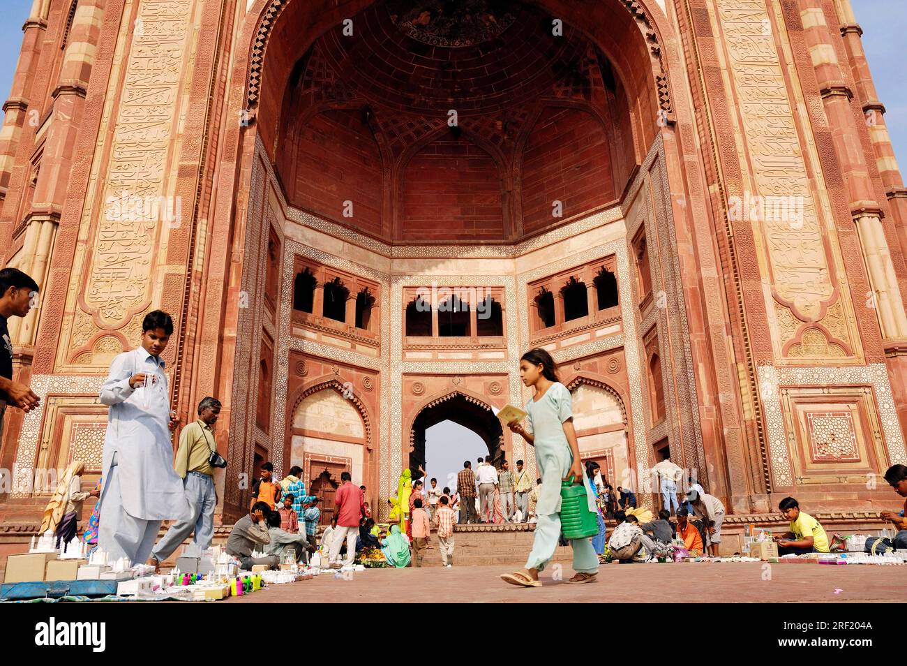 Street vendor in front of the victory gate 'Buland Darwaza', Dargah ...