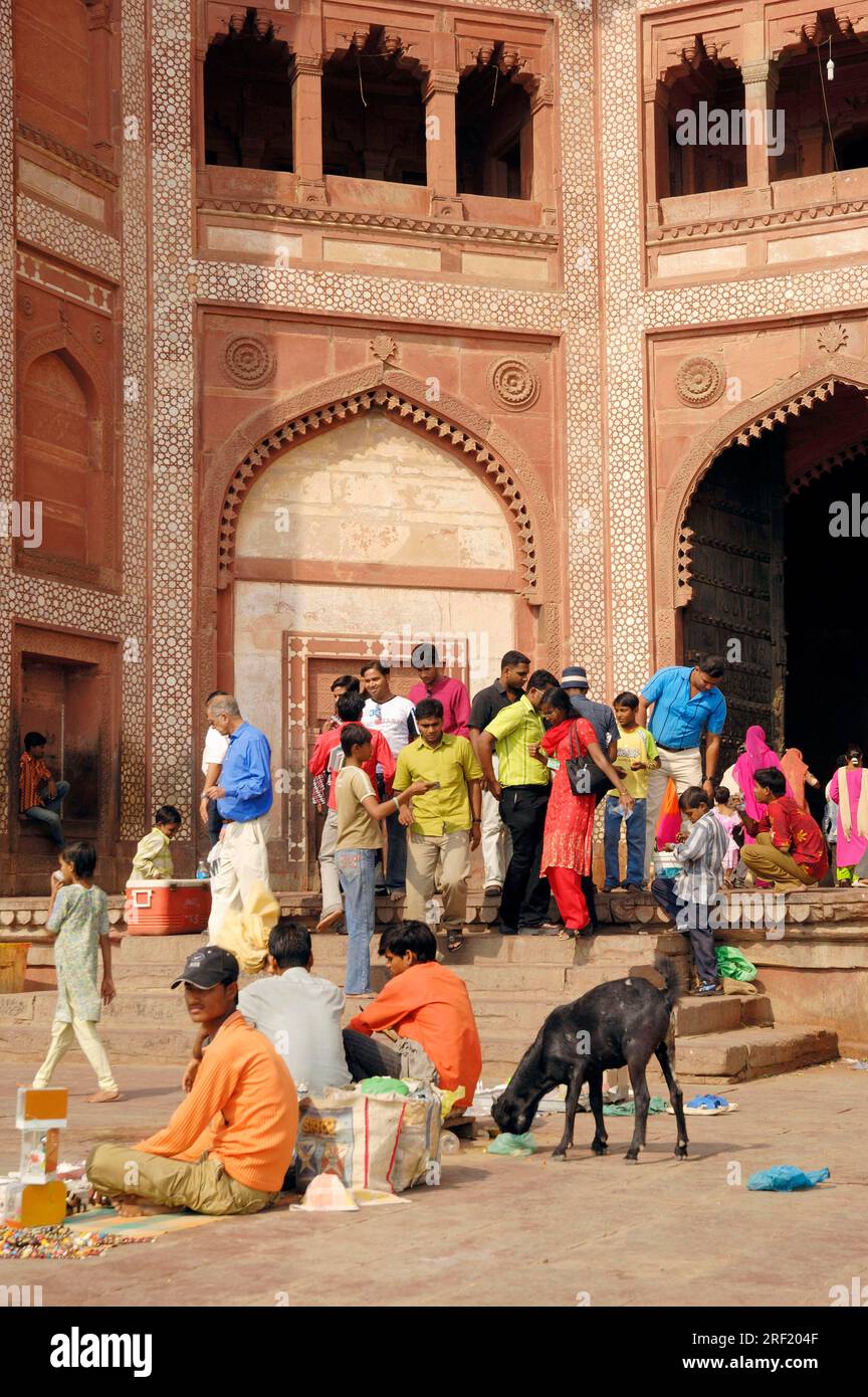 Street vendor in front of the victory gate 'Buland Darwaza', Dargah ...
