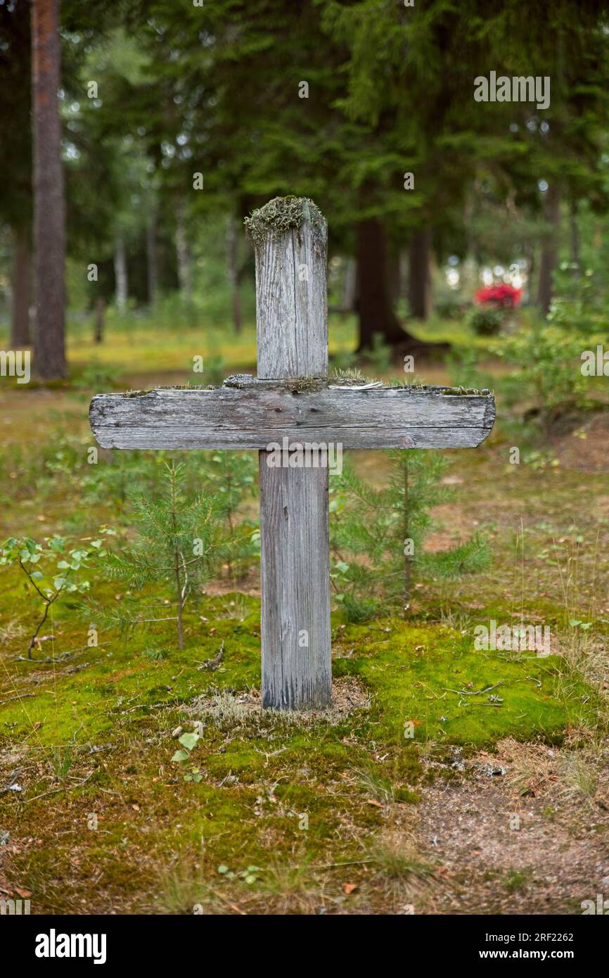 Weathered wood grave cross in cemetery Stock Photo - Alamy