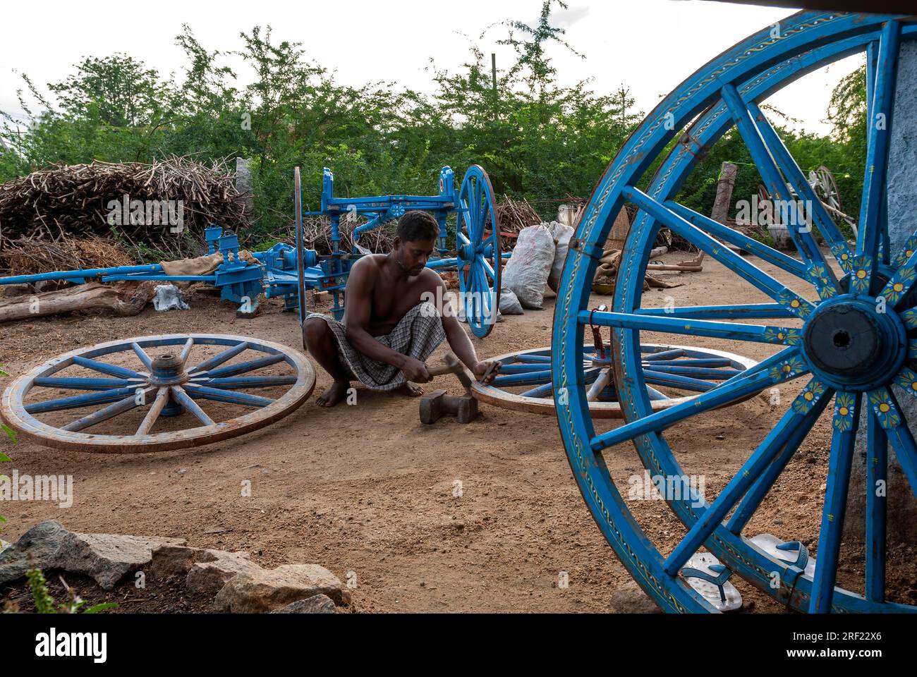 Indian carpenter carpenter hi-res stock photography and images - Alamy