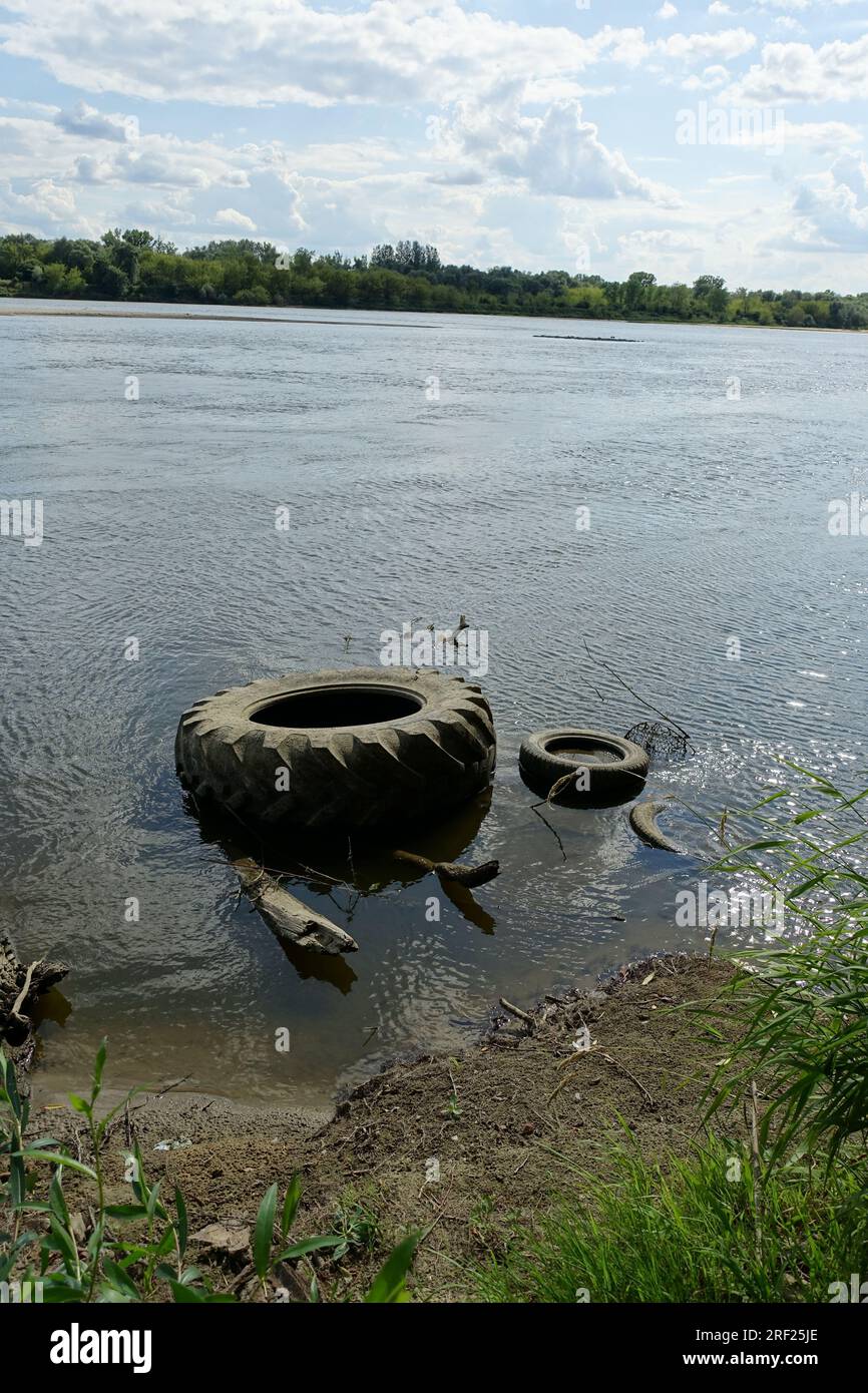 Mess: abandoned tires in the Vistula pollute the main Polish river ...