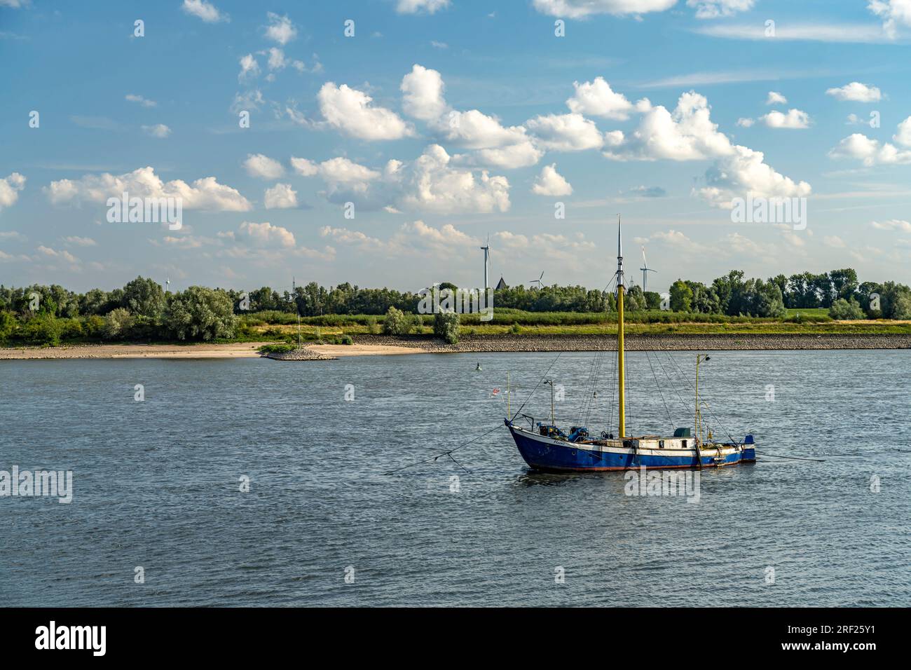 Das historische Schiff „Heinz“ im Rhein in Rees, Niederrhein, Nordrhein ...