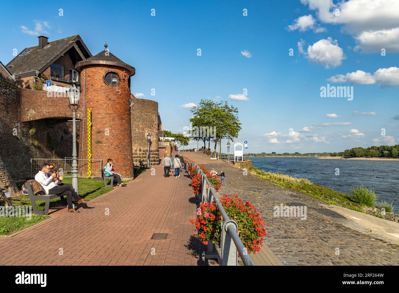 Rheinpromenade mit Rheinpegel in Rees, Niederrhein, Nordrhein-Westfalen ...