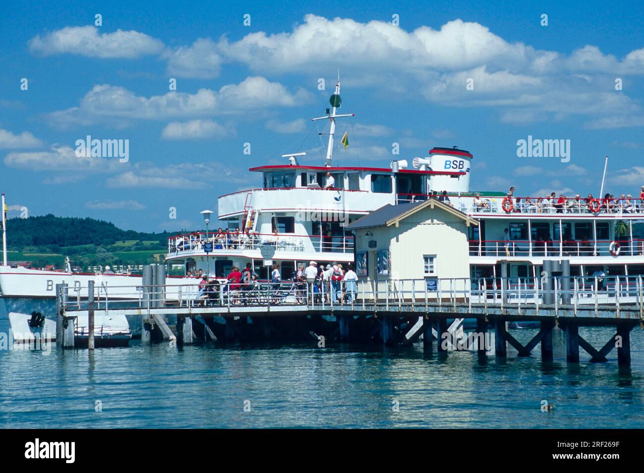 Excursion boat at jetty, Dingelsdorf, Lake Constance, Baden ...