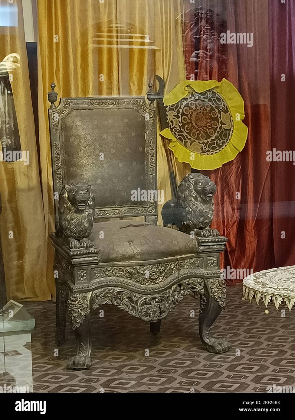 Royal throne cut out hi-res stock photography and images - Alamy