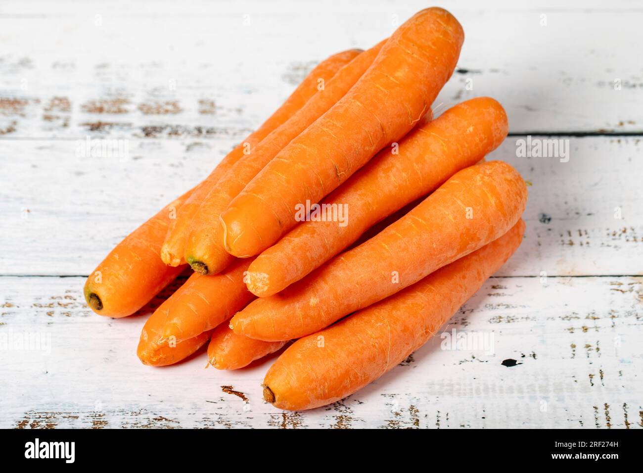 Carrot on a white wood background. Fresh carrot harvest season concept ...