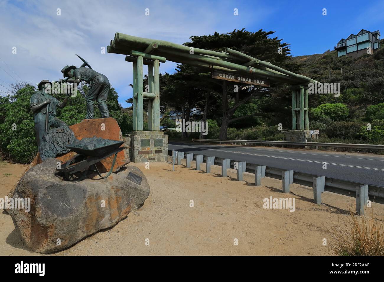 Great ocean road memorial arch eastern view hi-res stock photography ...