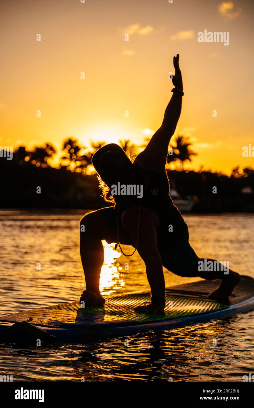 Yoga paddle board sunset hi-res stock photography and images - Alamy