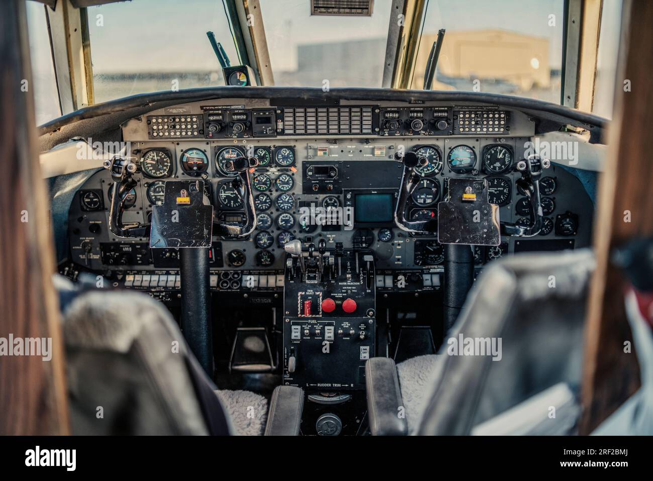 Flight deck cockpit hi-res stock photography and images - Alamy
