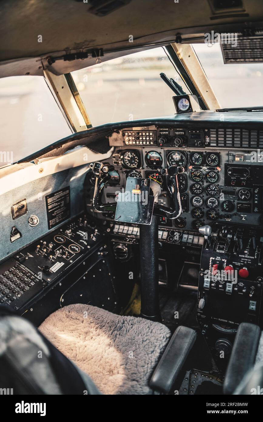 MD11 airplane Cockpit Stock Photo - Alamy