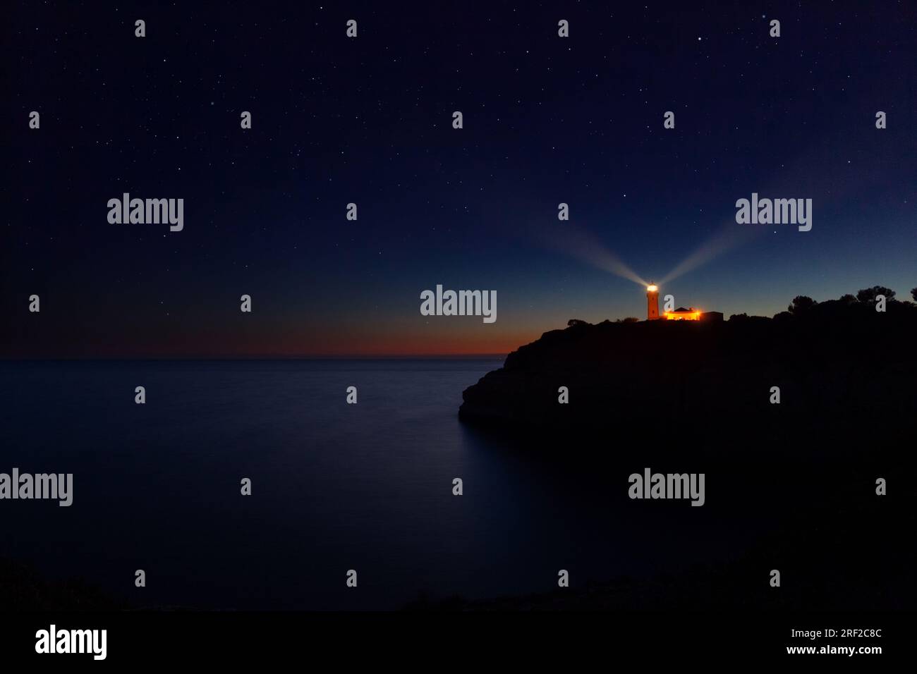 Farol de Alfanzia Lighthouse at starry night, Sagres, Algarve, Portugal ...