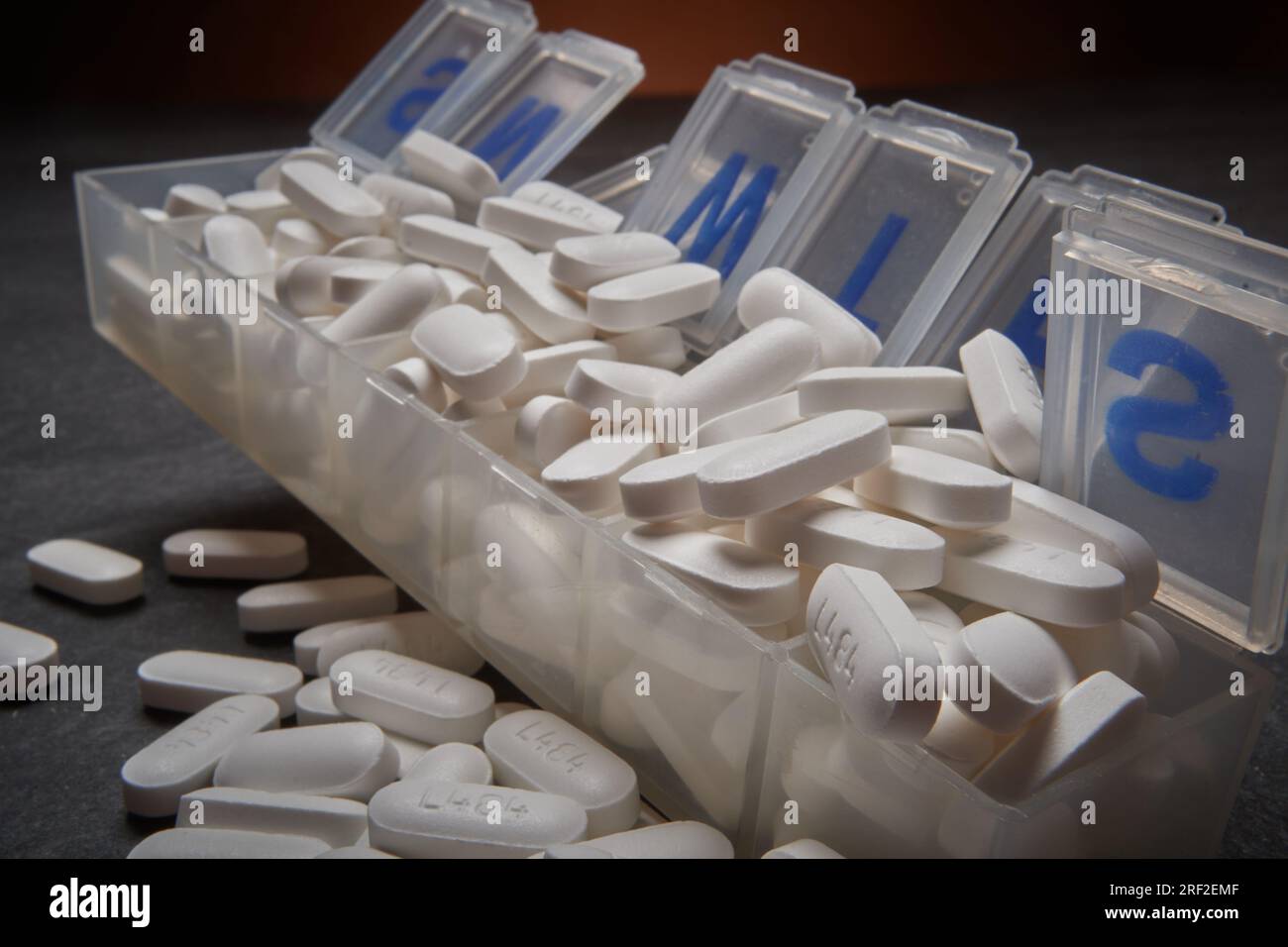 Weekly pill planner and Acetaminophen tablets Stock Photo - Alamy