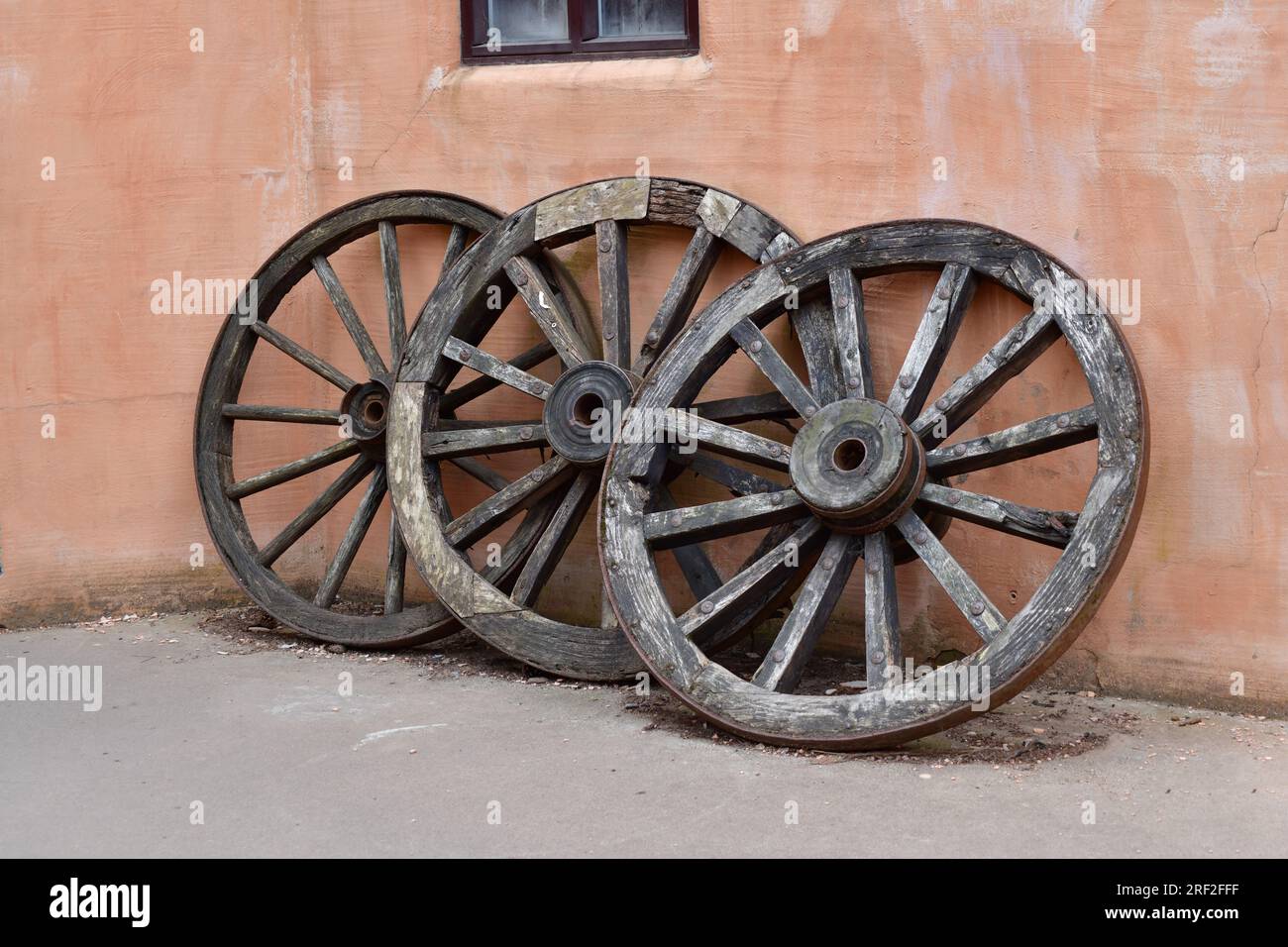 Wooden wagon wheels hi-res stock photography and images - Alamy
