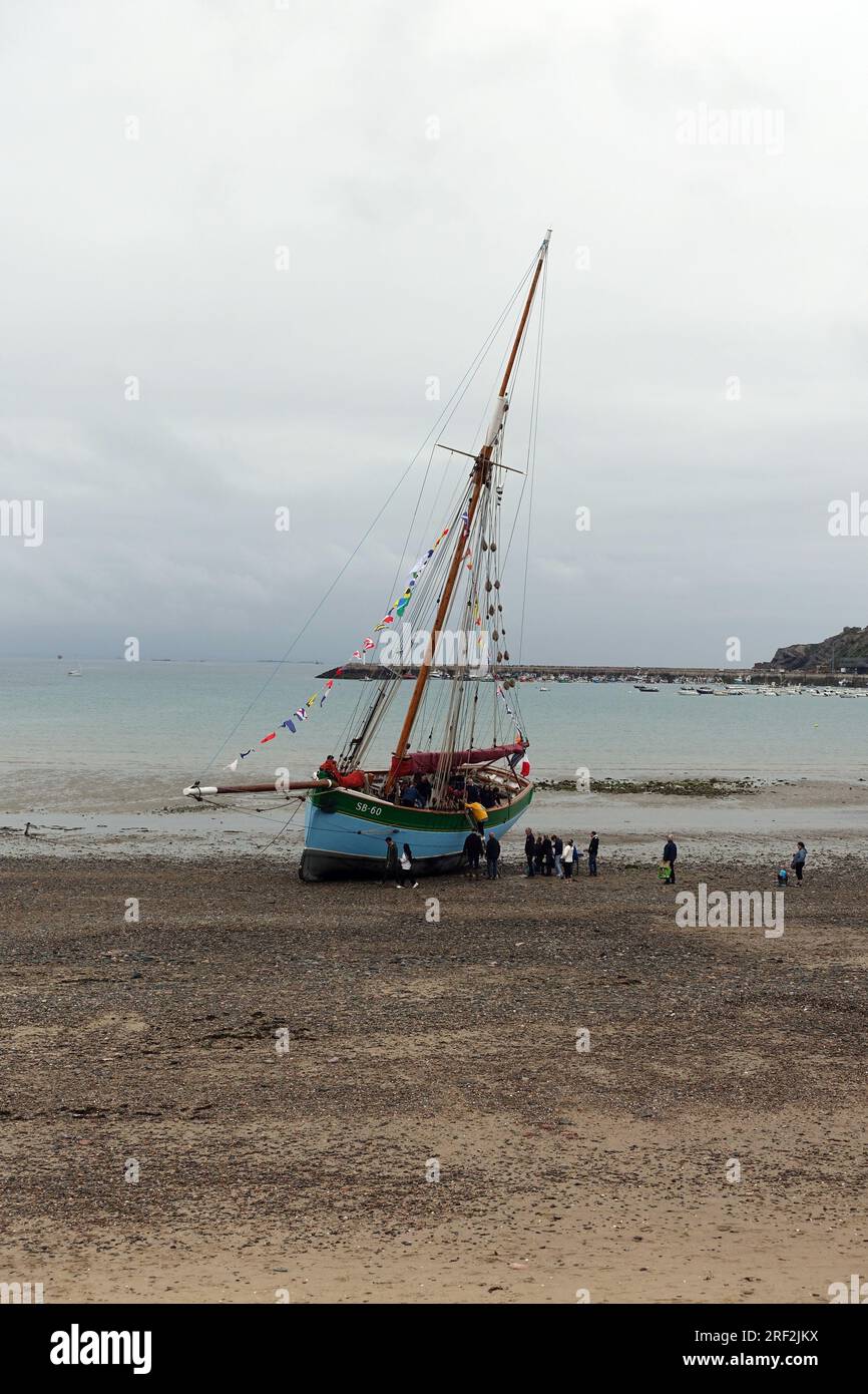 Ship on tide hi-res stock photography and images - Alamy