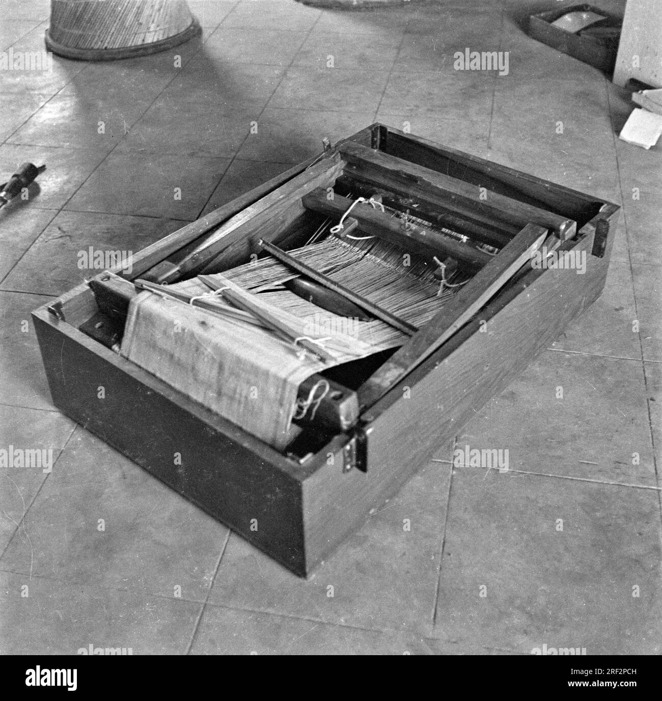 old vintage 1900s black and white picture of Indian cloth weaving small ...
