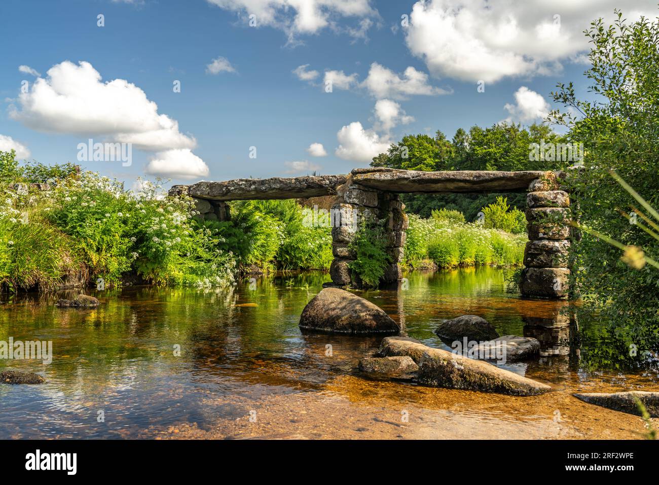 Die mittelalterliche Steinplattenbrücke Clapper Bridge in Postbridge ...