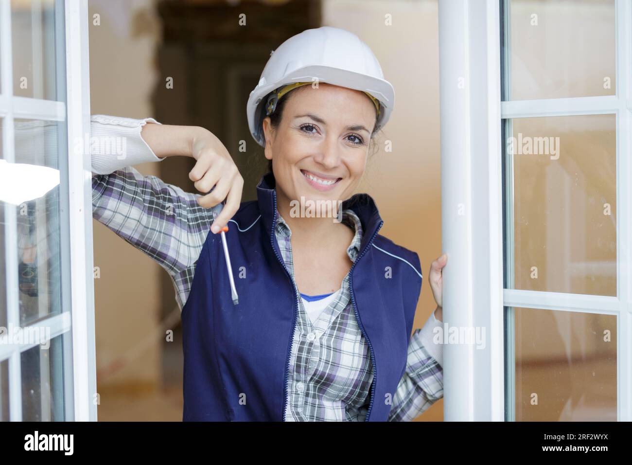 woman builder working using a screwdriver Stock Photo - Alamy