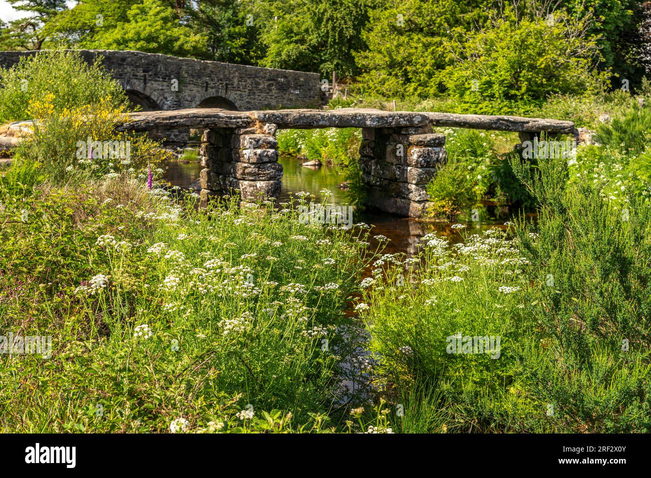 Die mittelalterliche Steinplattenbrücke Clapper Bridge in Postbridge ...
