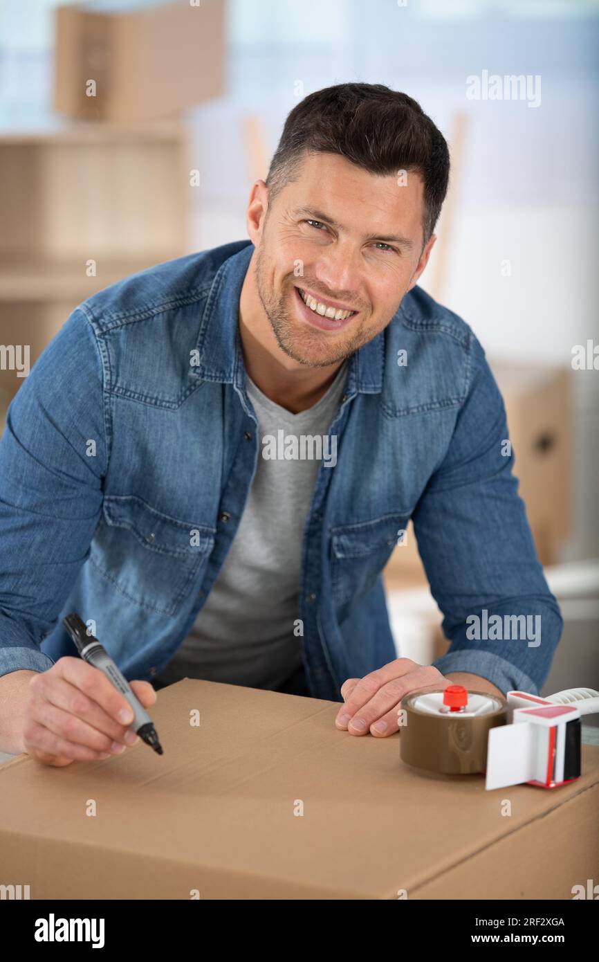 Moving house man writing hi-res stock photography and images - Alamy