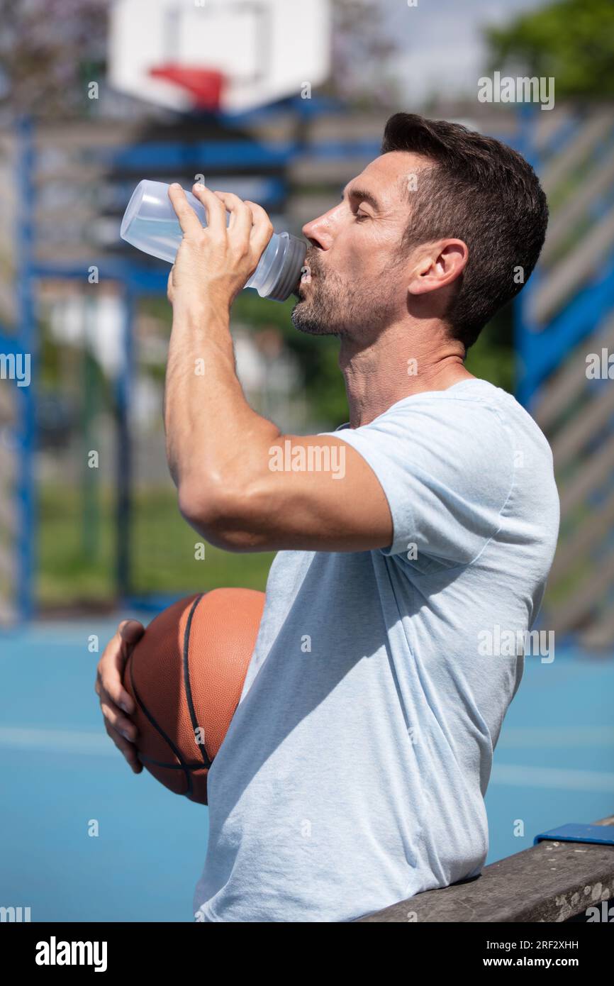Basketball player drinking water hi-res stock photography and images ...