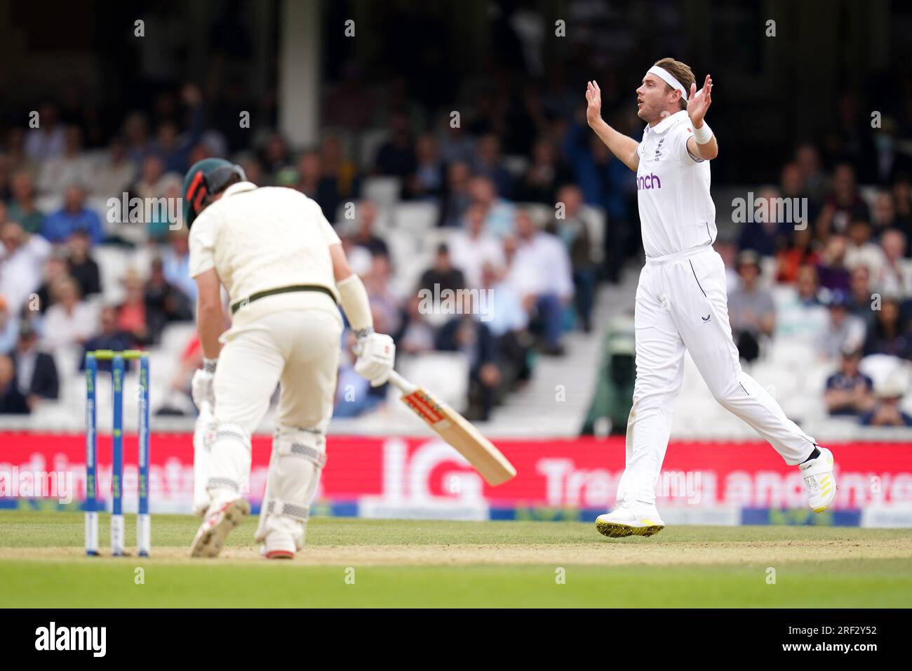 Travis head bowling hi-res stock photography and images - Alamy