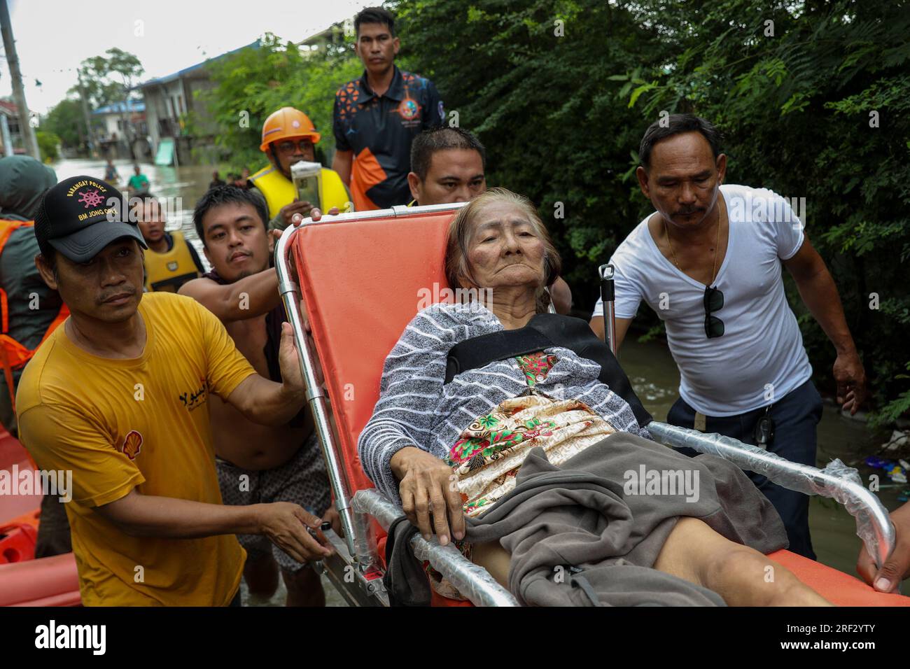 Calumpit, Bulacan, Philippines. 31st July, 2023. Rescuers assist ...