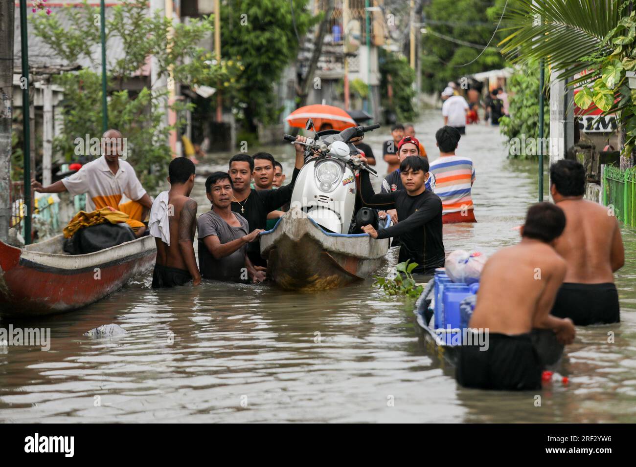 Calumpit, Bulacan, Philippines. 31st July, 2023. People use a small ...