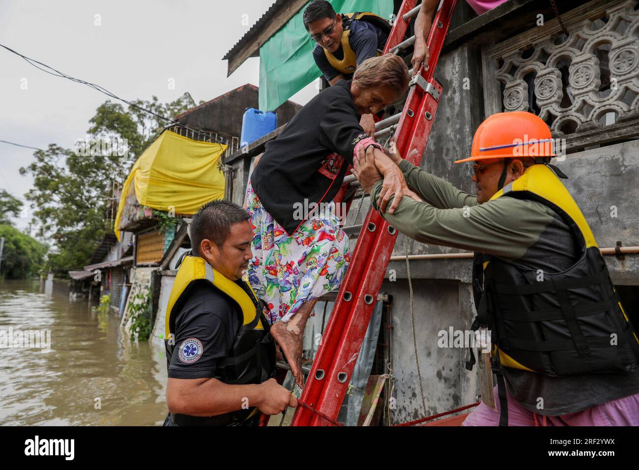 Calumpit, Bulacan, Philippines. 31st July, 2023. Rescuers assist Elbira ...