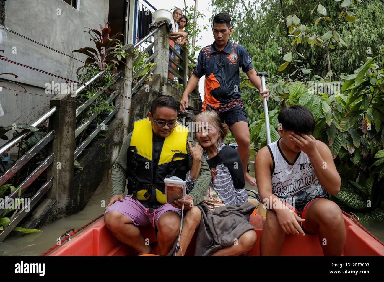 Calumpit, Bulacan, Philippines. 31st July, 2023. Rescuers assist ...