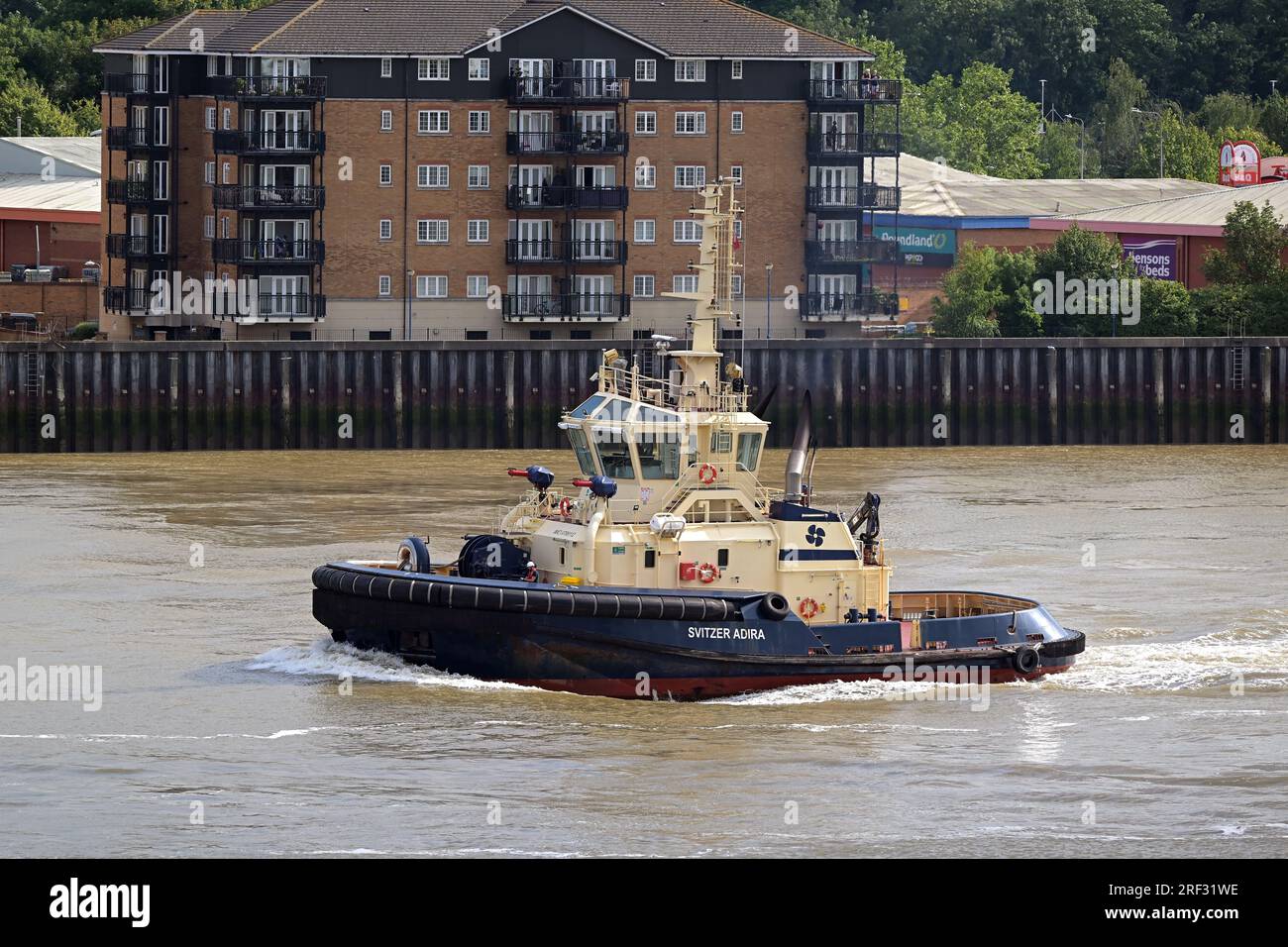 A tug boat on the River Thames in the UK Stock Photo - Alamy