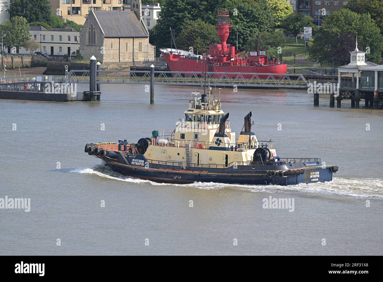 A tug boat on the River Thames in the UK Stock Photo - Alamy
